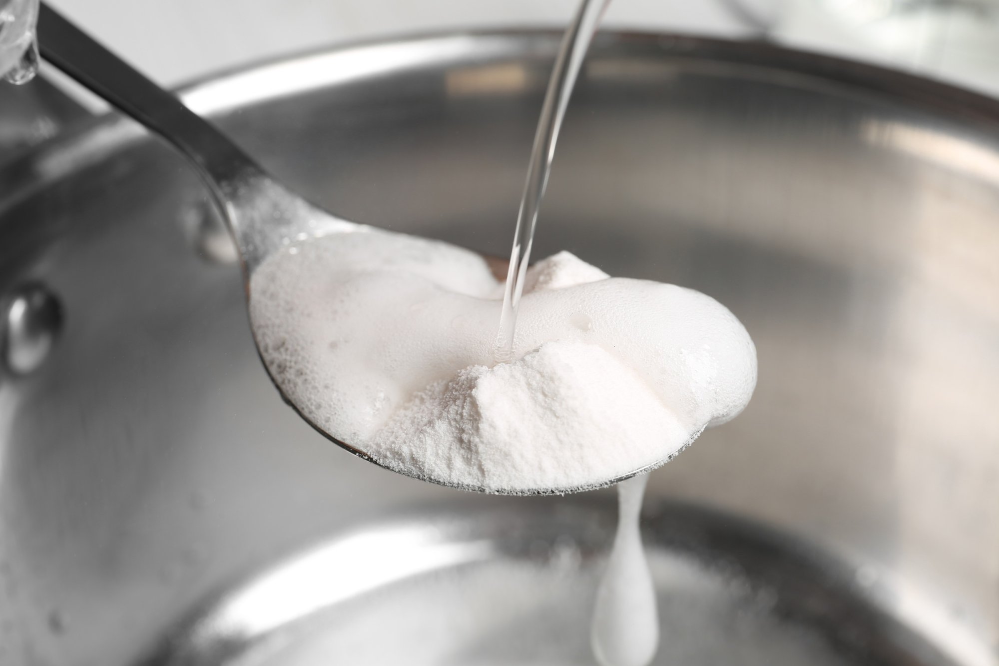 Čištění jedlou sodou a octem: Reakce sody s octem a jak na úklid